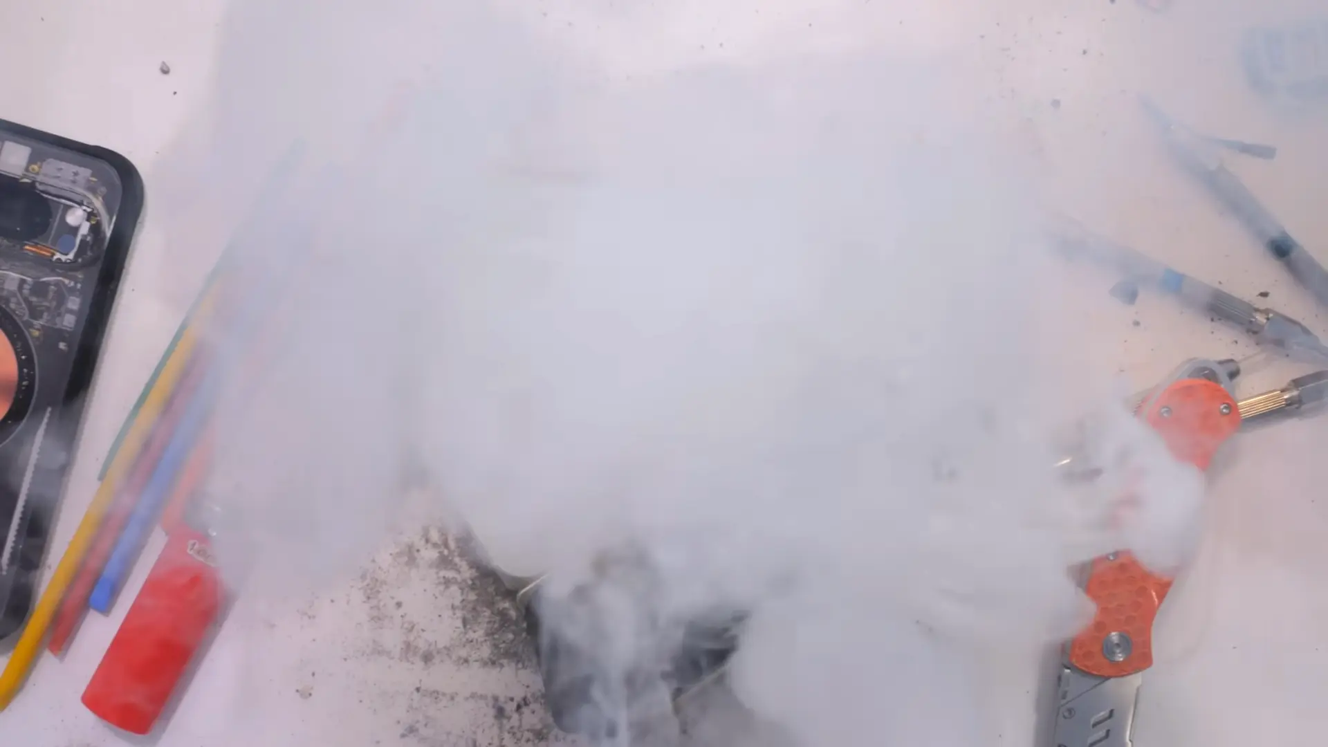 Jerry Rig Everything får Pixel 10 Pro Fold att gå upp i rök - Swedroid